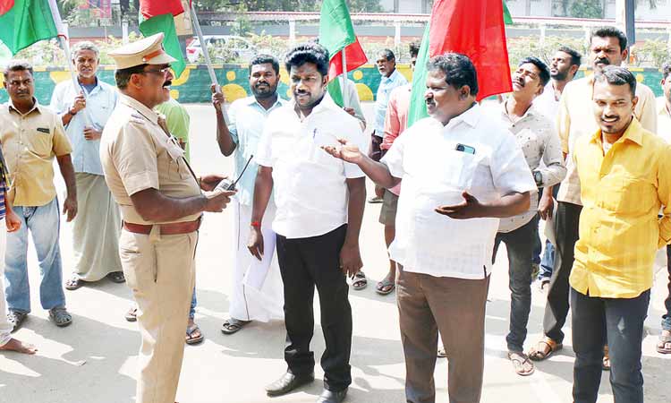 An attempt to lay siege to the Corporation office | மாநகராட்சி ...