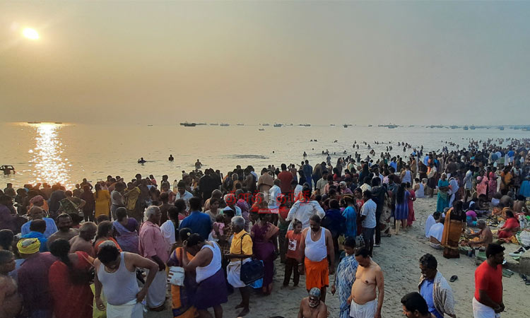 Devotees thronged to take a holy dip in Rameswaram Agni Tirtha Sea ...