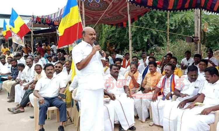 PMK members fasted to remove liquor shop | காமலாபுரம் பிரிவு ரோடு அருகே ...