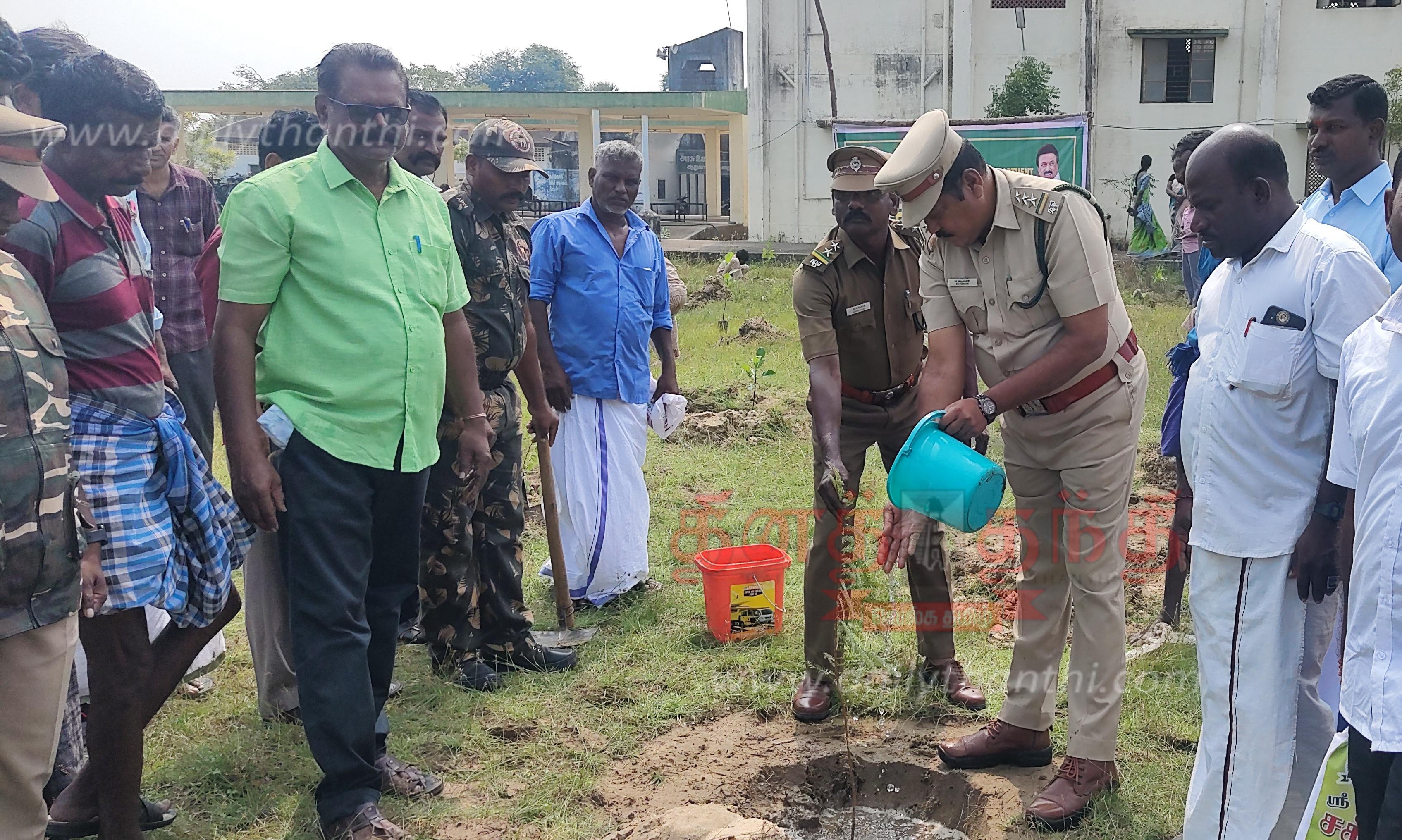 Tree sapling ceremony in school | பள்ளியில் மரக்கன்றுகள் நடும் விழா