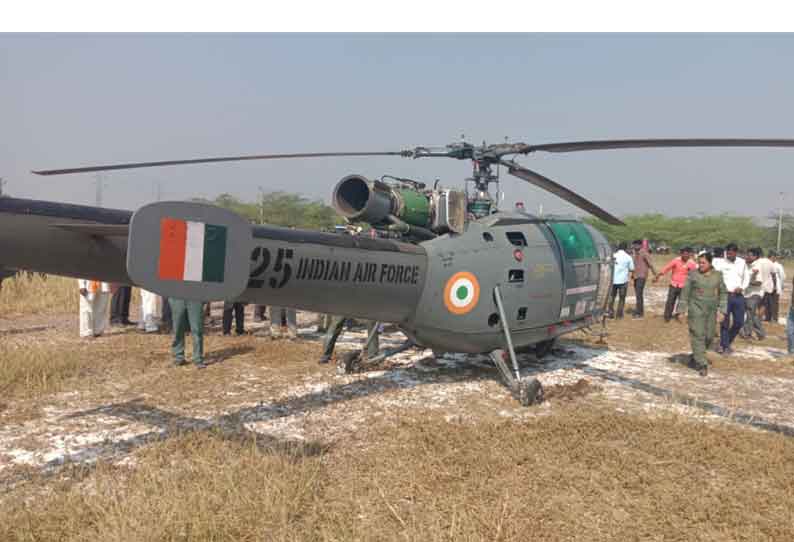 An Air Force helicopter lands in a field in Pune | புனேயில் வயலில் ...