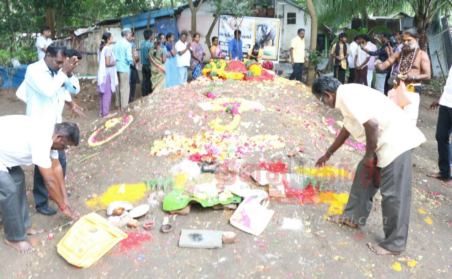 Devotees pay tribute at the elephant's burial site | யானை அடக்கம் ...
