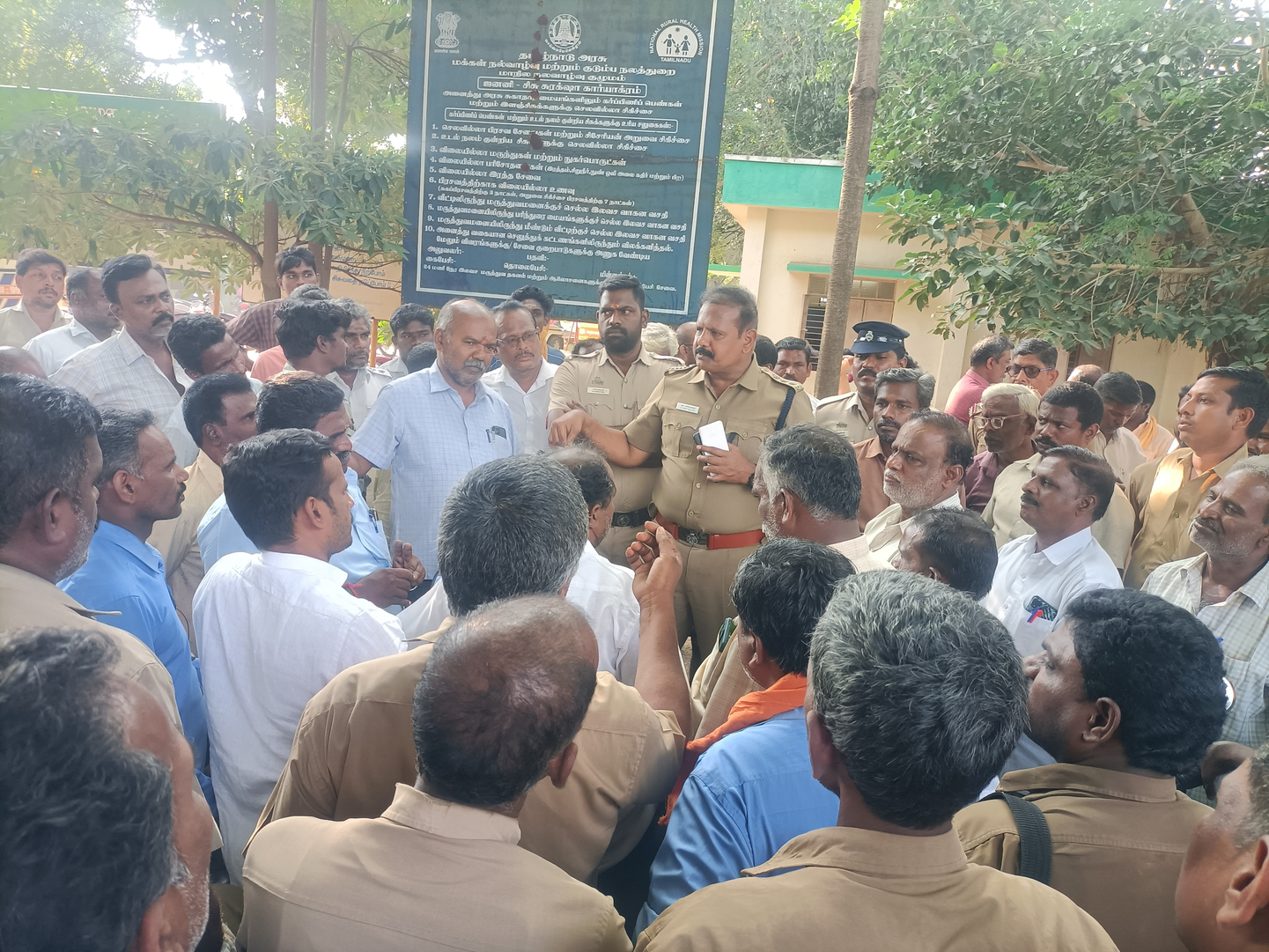 Employees protest by stopping 50 government buses in Panruti ...