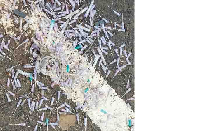 People are afraid of needles scattered on the road | சாலையில் ...