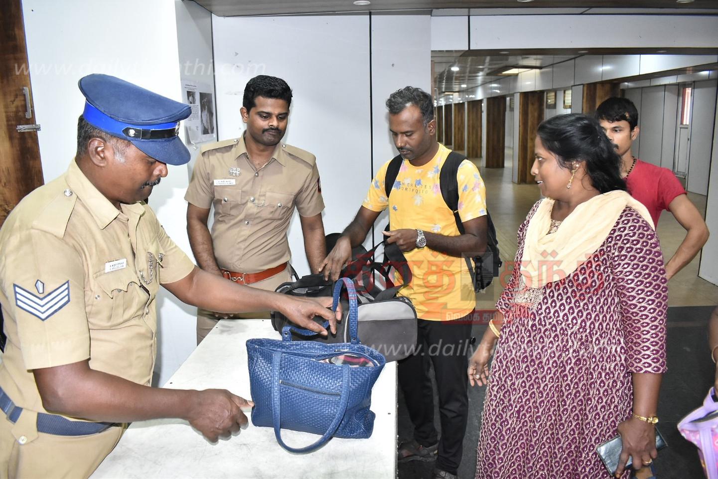 police | பாபர் மசூதி இடிப்பு தினத்தையொட்டி ஈரோடு ரெயில் நிலையத்தில் ...