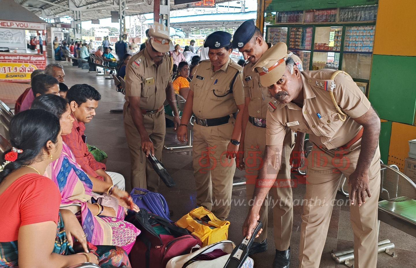 police checking | திருவாரூர் ரெயில் நிலையத்தில் போலீசார் தீவிர சோதனை