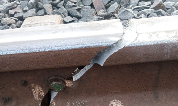 Cracks in railway tracks | ரெயில்வே தண்டவாளத்தில் விரிசல்