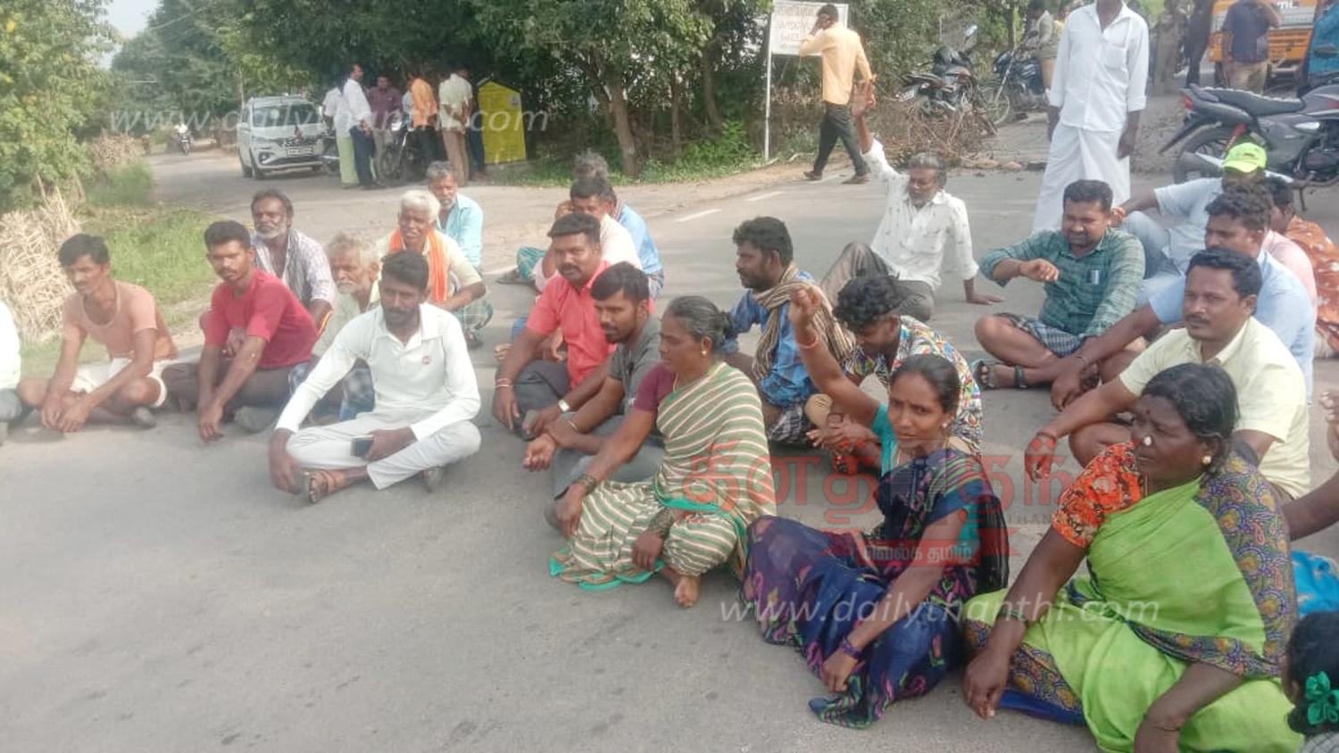 Roadblock | கிராம மக்கள் சாலை மறியல்