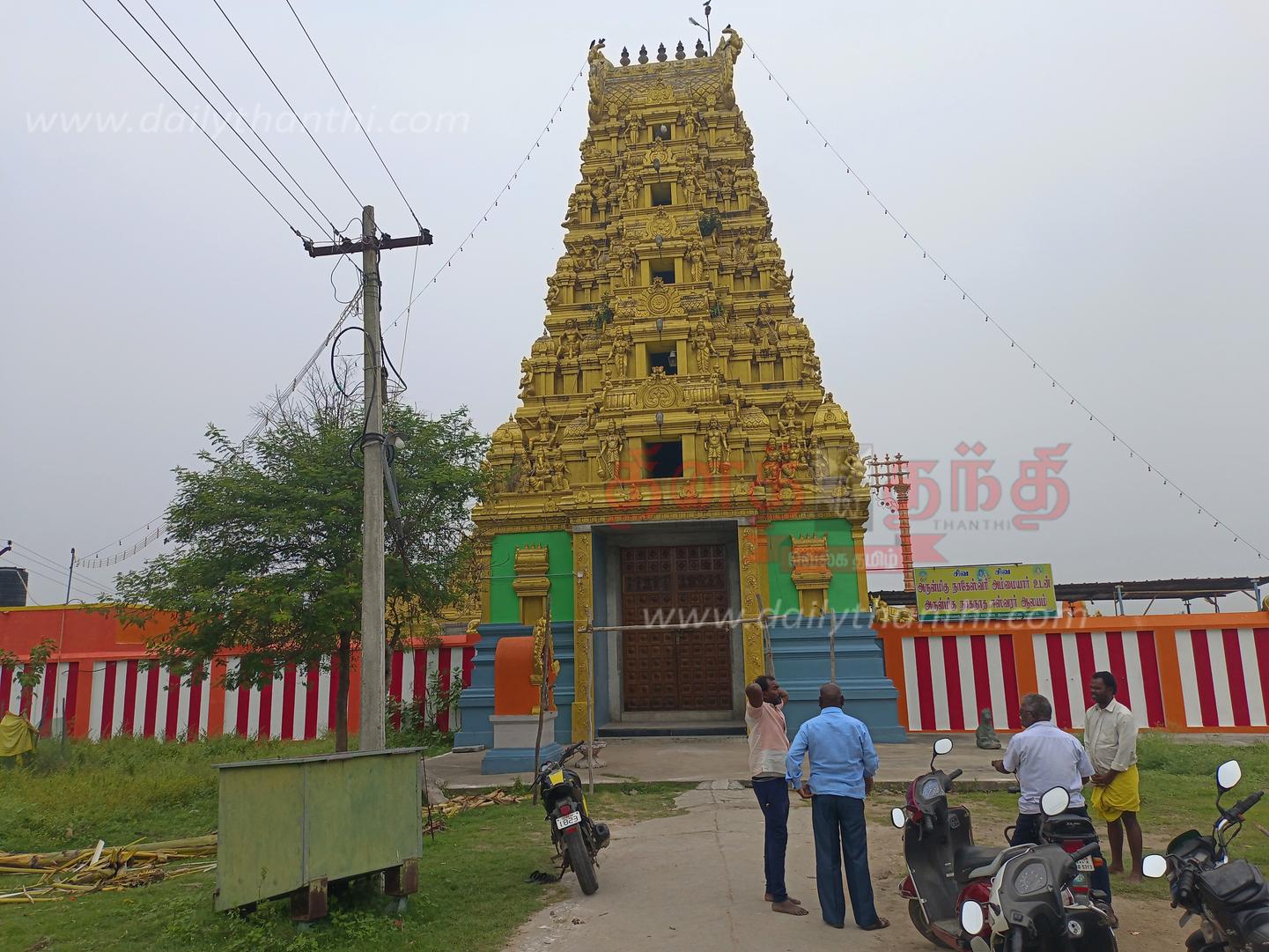 Goddess Thali broke the temple door and stole the money | கோவில் கதவை ...