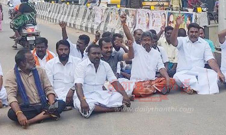politician road strike | பா.ஜனதா கட்சியினர் சாலை மறியல்