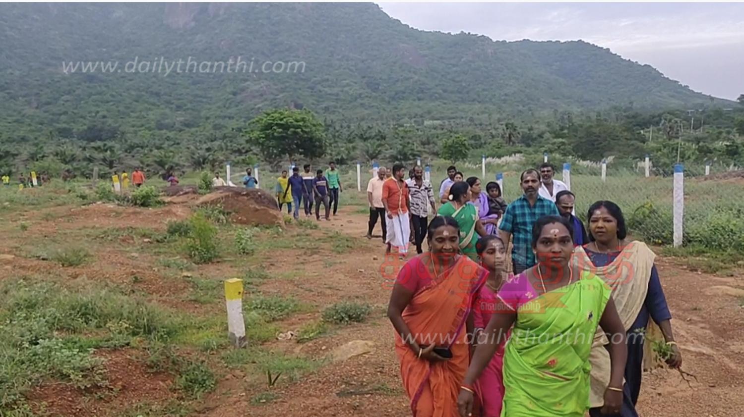 Devotees worship | தோரணமலை முருகன் கோவிலில் பக்தர்கள் கிரிவலம்