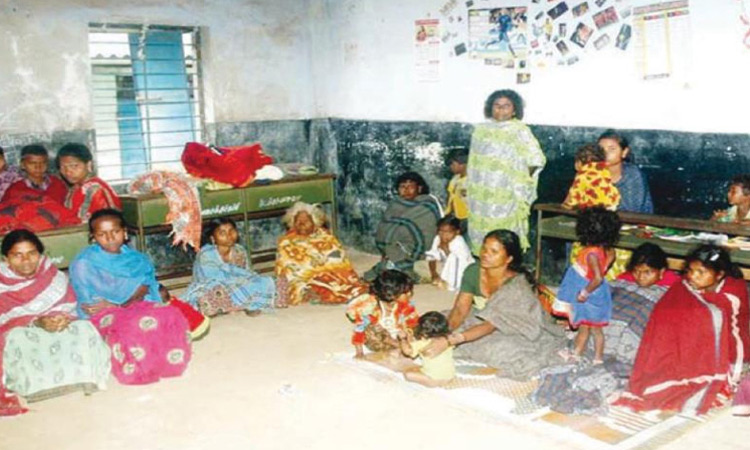 People affected by storm rain in Palavekadu, Kadambathur area are ...