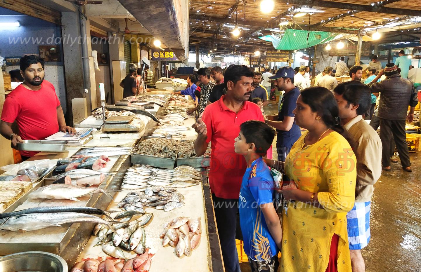 Inflow of fish to Vellore market decreased | வேலூர் மார்க்கெட்டுக்கு ...