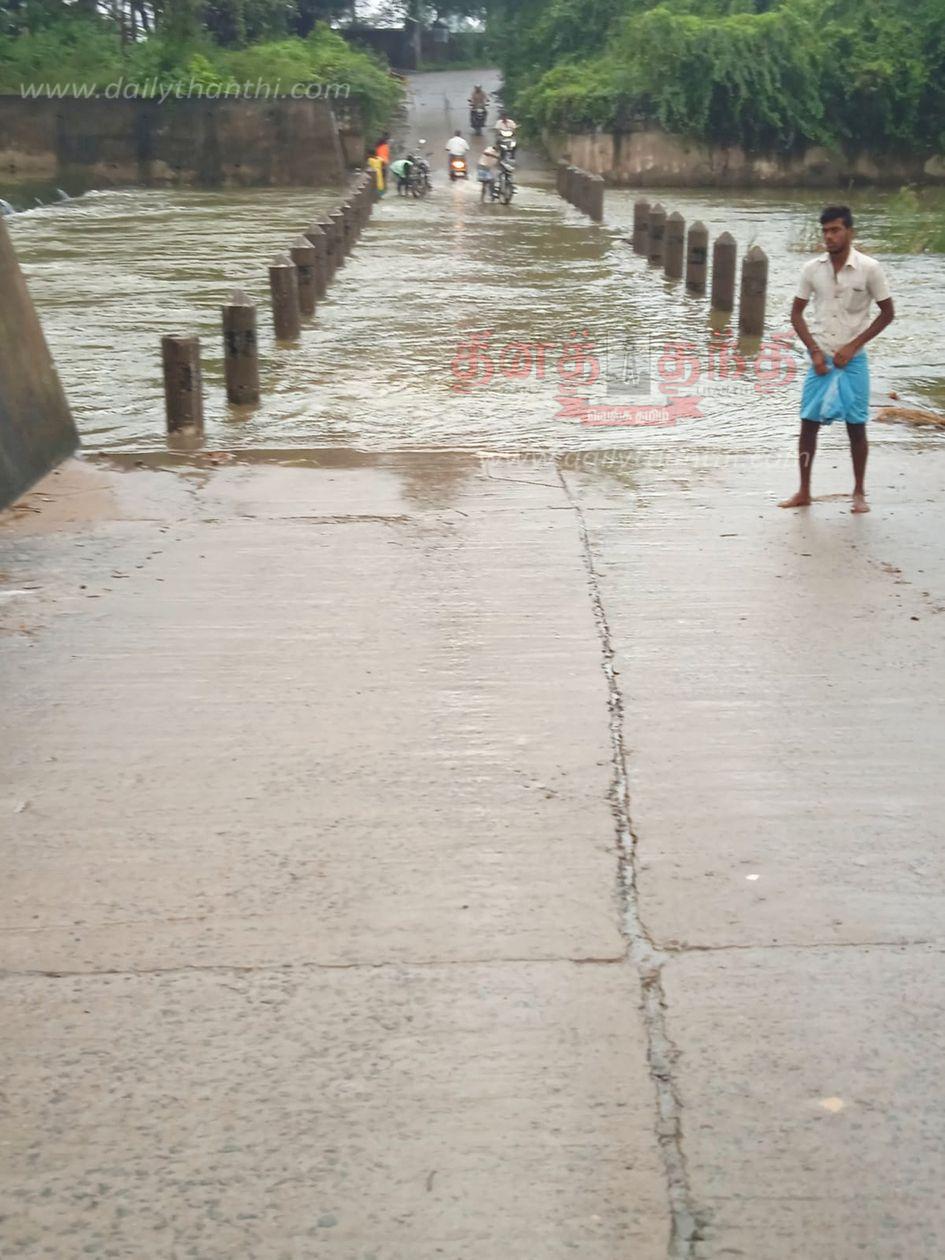 Floods submerge the Pampai River footbridge | பம்பை ஆற்று தரைப்பாலத்தை ...
