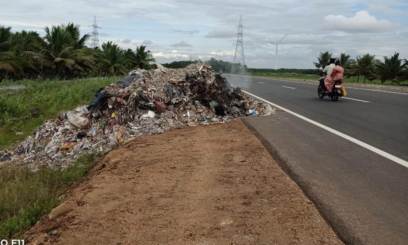 garbage | உடுமலை அருகே நான்கு வழிச்சாலை ரோட்டோரத்தில் கழிவுகளை ...