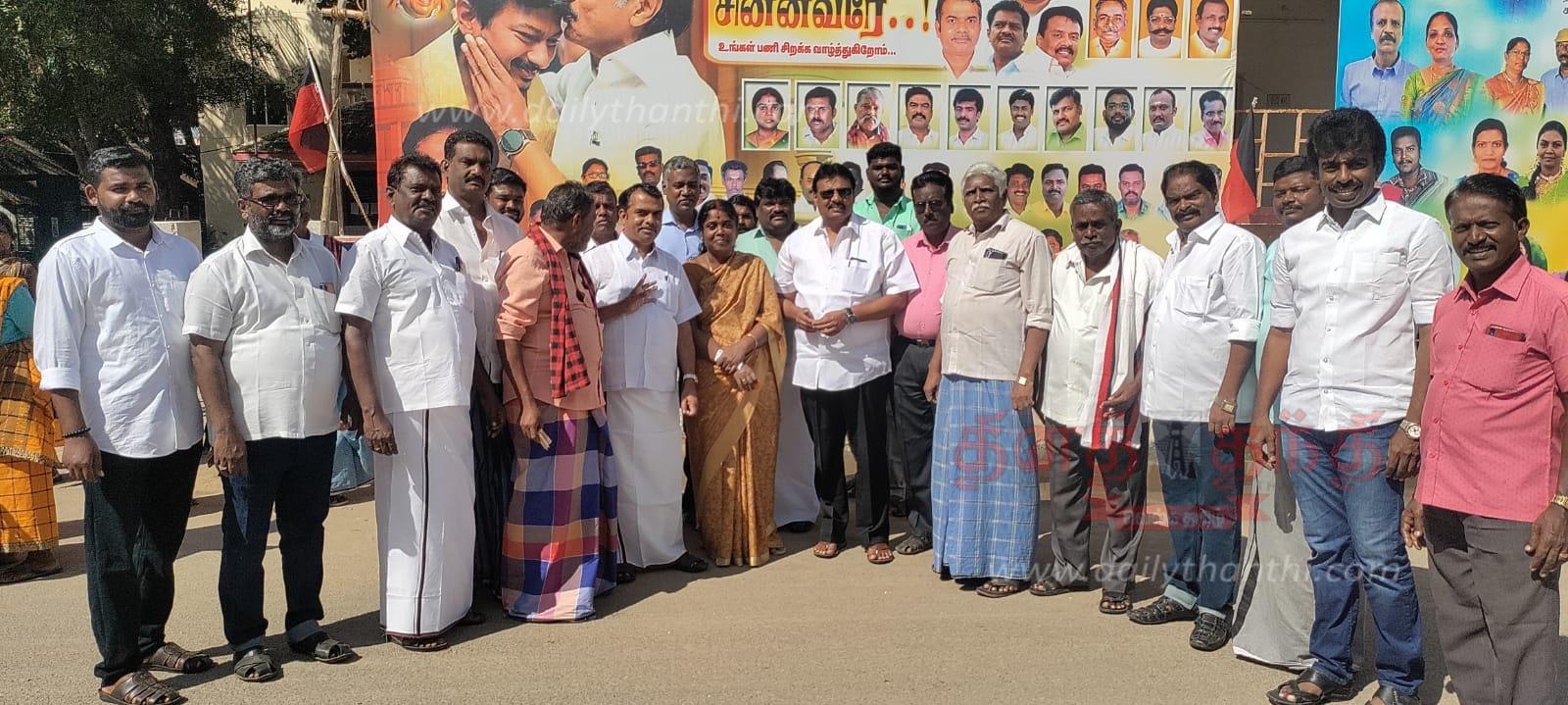 Celebration by DMK giving sweets | தி.மு.க.வினர் இனிப்பு வழங்கி கொண்டாட்டம்