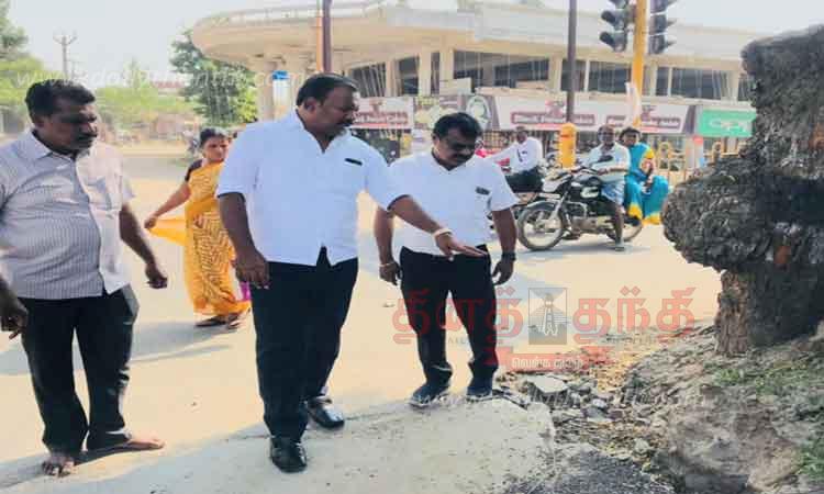 Removal of piles of sand accumulated on the road | சாலையில் தேங்கிய ...