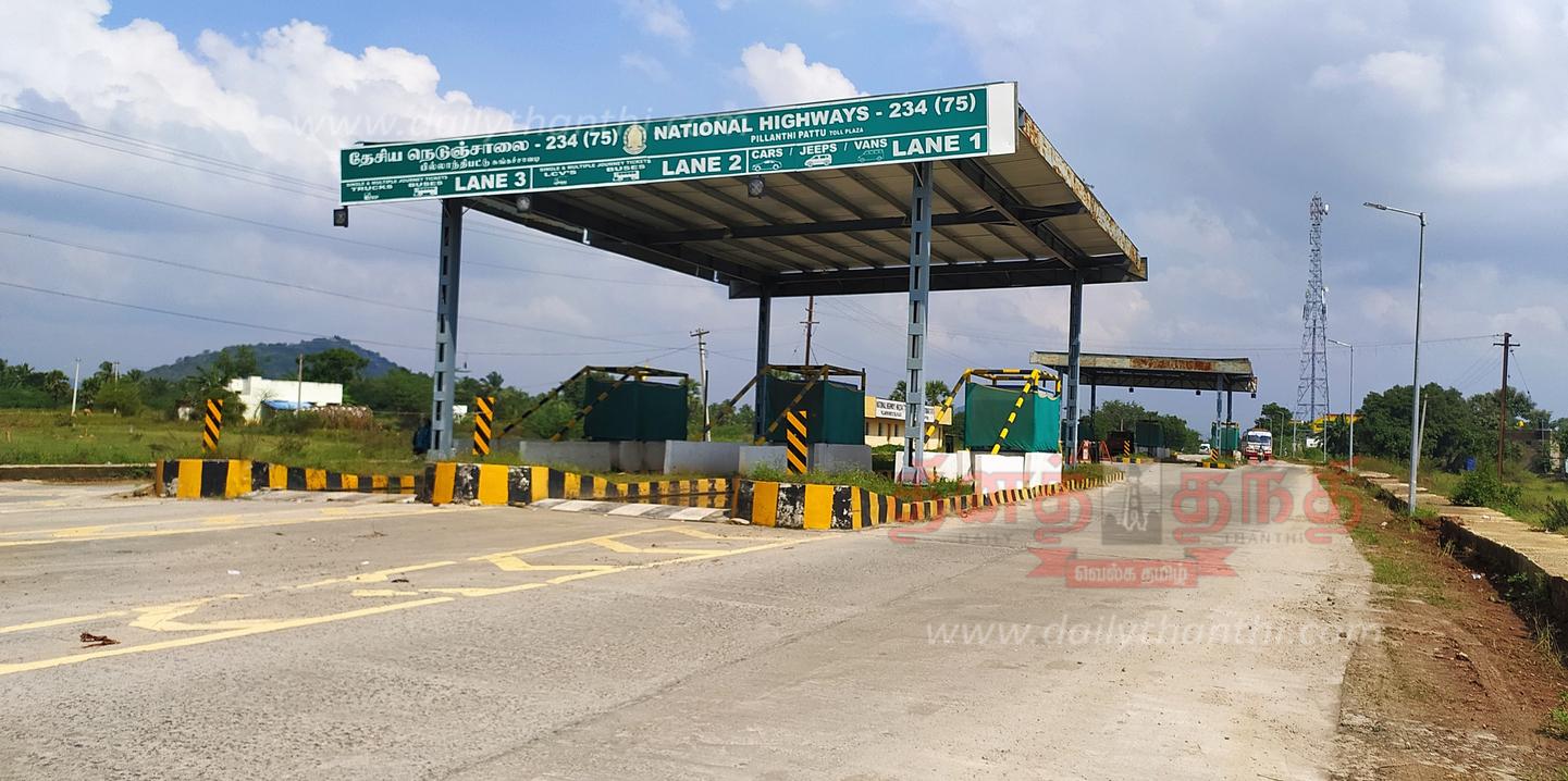 Commuters suffer due to tollgates that obstruct traffic ...