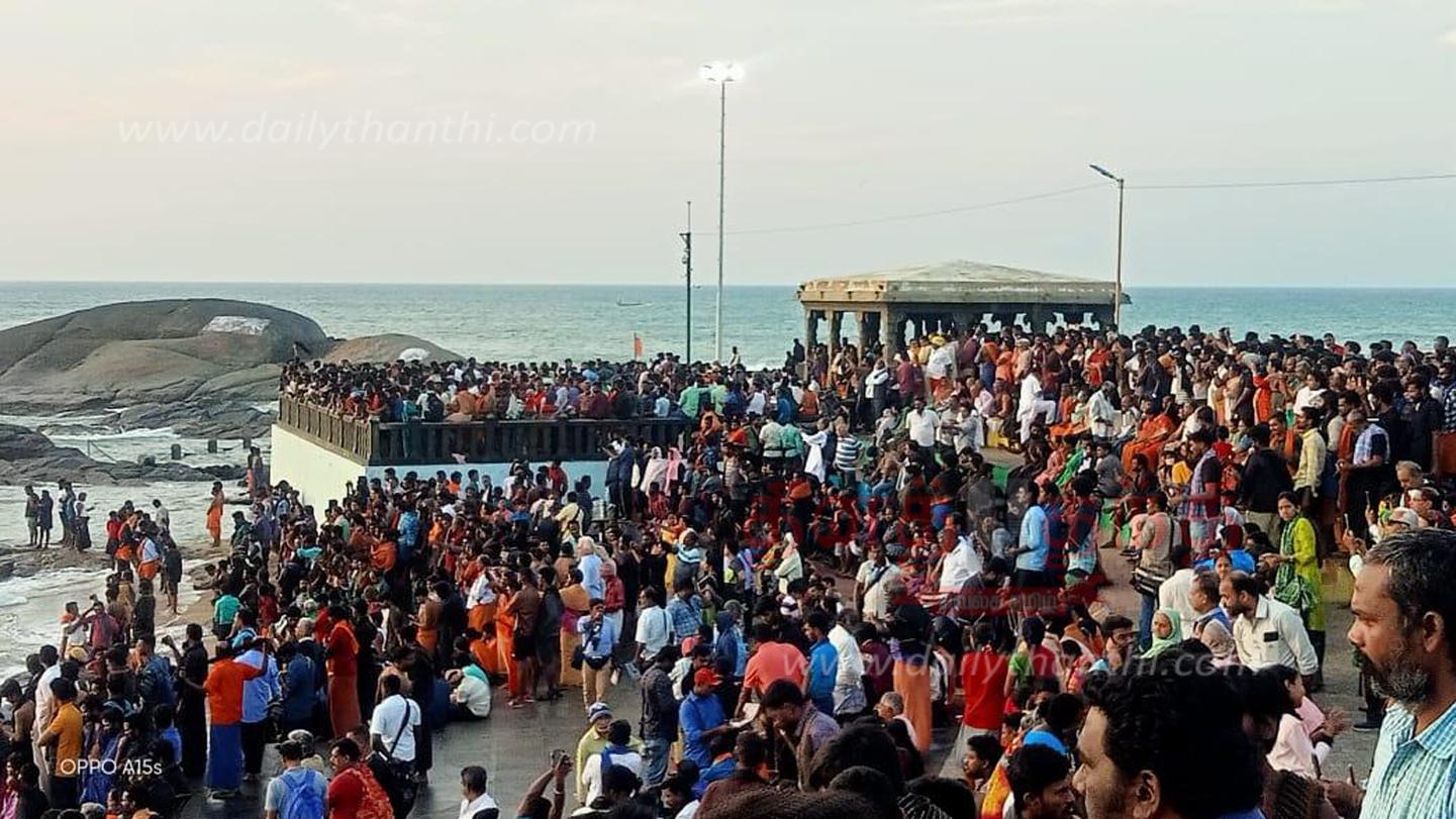 People invading tourist spots | சுற்றுலா தலங்களுக்கு படையெடுத்த மக்கள்