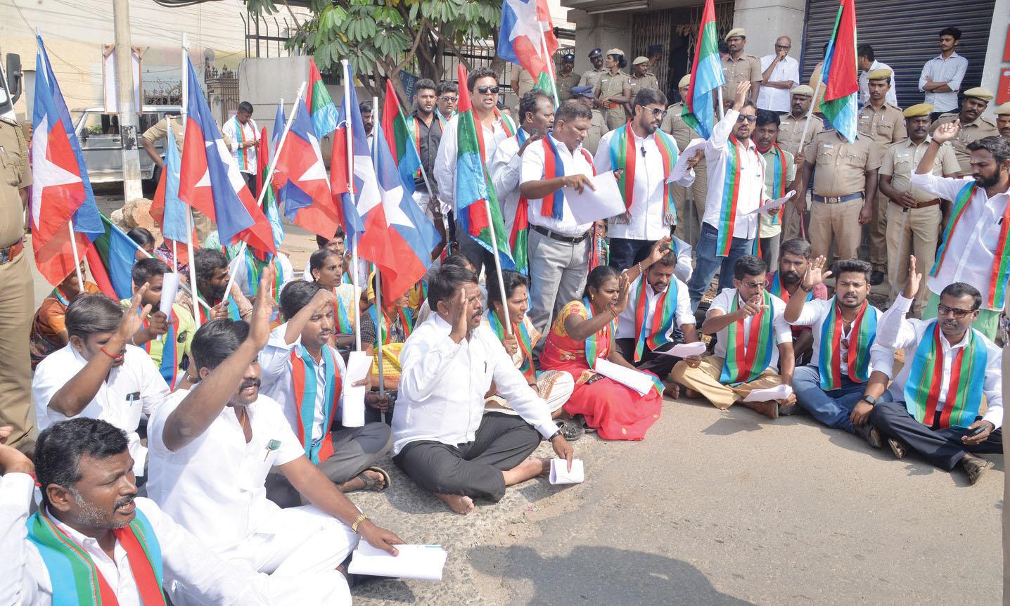 road mariyal | விடுதலை சிறுத்தைகள் கட்சியினர் சாலை மறியல்