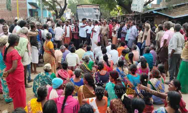 Public road blockade demanding basic facilities | அடிப்படை வசதிகள் ...