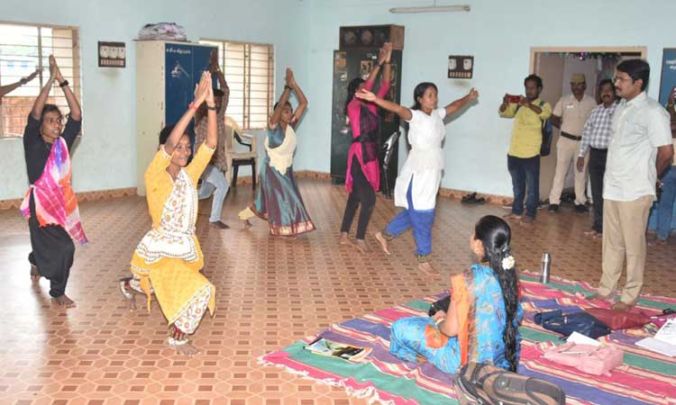 Collector study in music school | விழுப்புரம் மாவட்ட அரசு ...