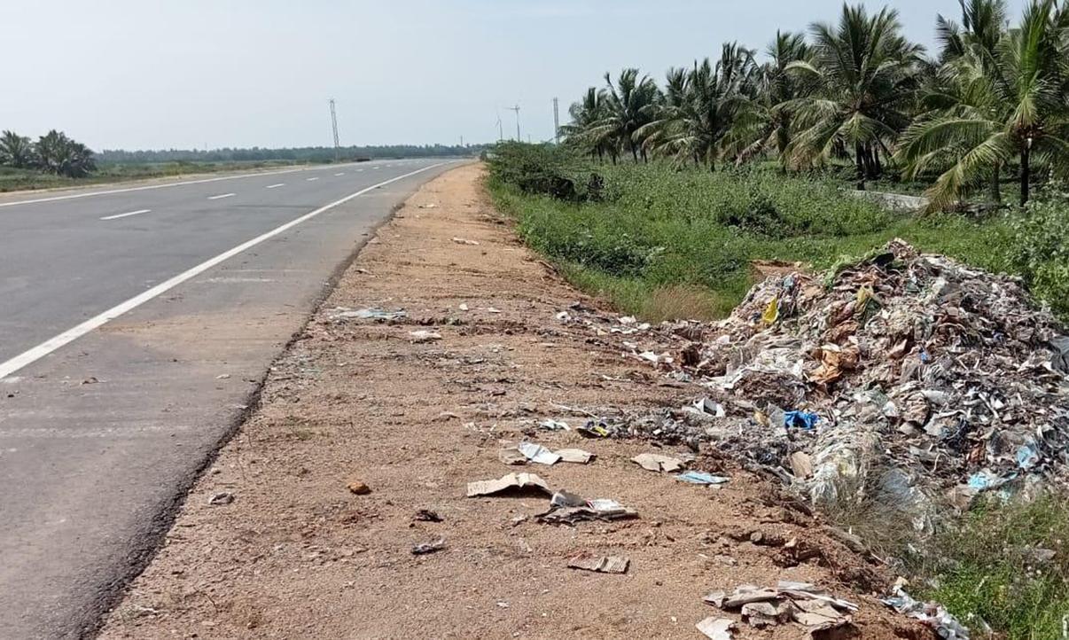 road | நான்கு வழிச்சாலை பகுதியில் குப்பை,மண் கொட்டுவதால் சுகாதார சீர்கேடு