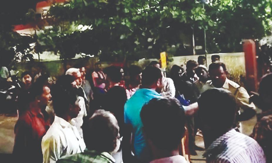 road mariyal | இரவுப்பணியில் டாக்டர் இல்லாததால் பொதுமக்கள் சாலை மறியல்