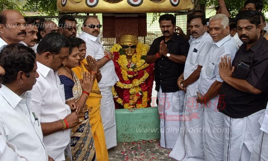 MGR Tribute to the statue by garlanding it | எம்.ஜி.ஆர். சிலைக்கு மாலை ...