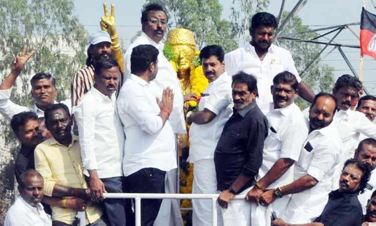 MGR ADMK members garlanded the statue and honored it | எம்.ஜி.ஆர் ...
