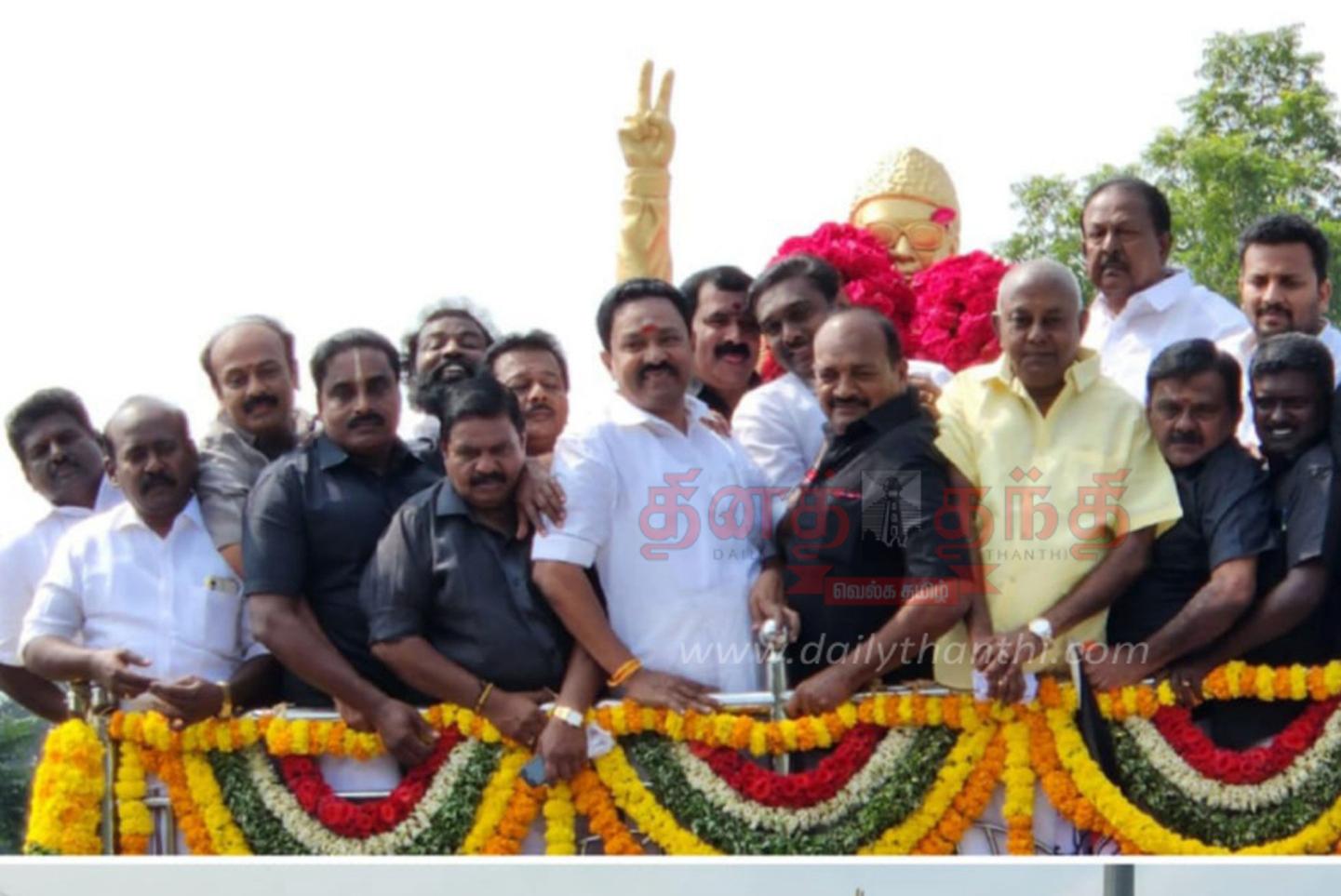 MGR Political parties garlanded the statue | எம்.ஜி.ஆர். சிலைக்கு ...