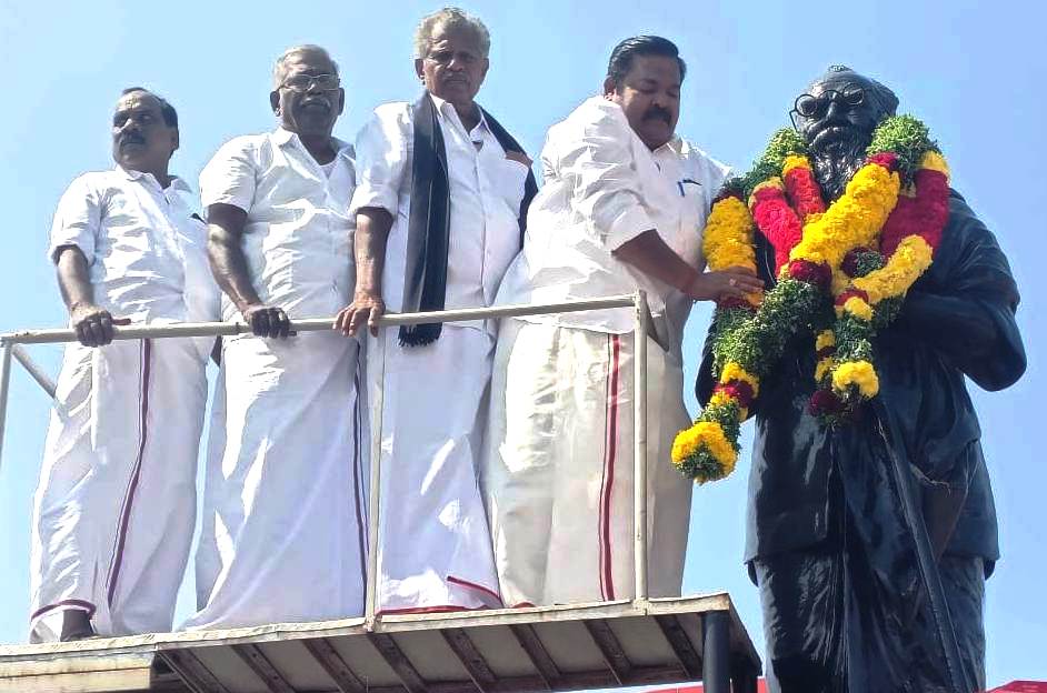 MDMK pays tribute to Periyar's statue by garlanding it | பெரியார் ...