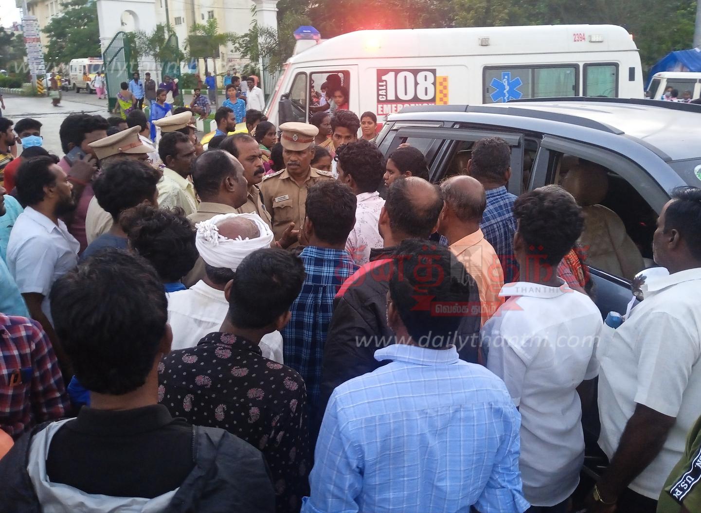 Relatives block road with body of Tasmac employee | டாஸ்மாக் ஊழியர் ...