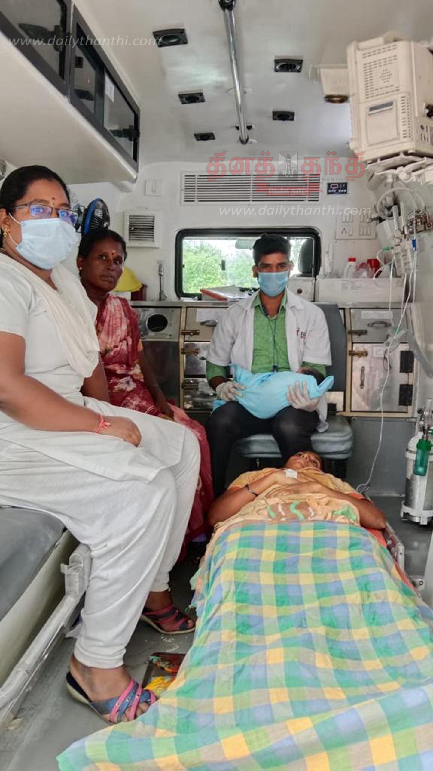 The pregnant woman gave birth to a baby boy in the ambulance ...