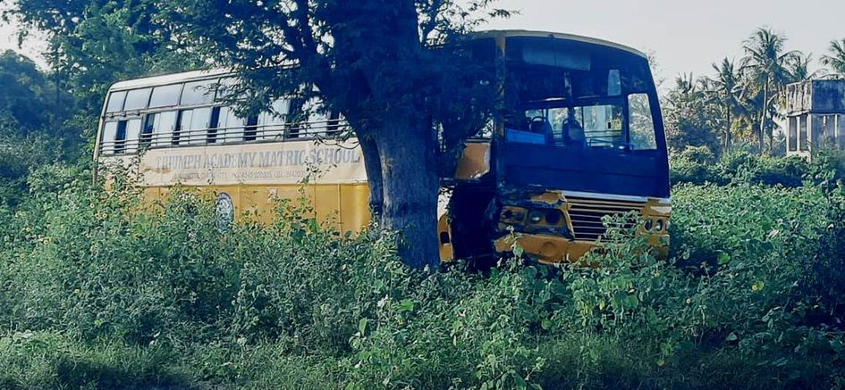 A school bus hit a tree | ஆயக்குடி அருகே மரத்தில் மோதிய பள்ளி பஸ்