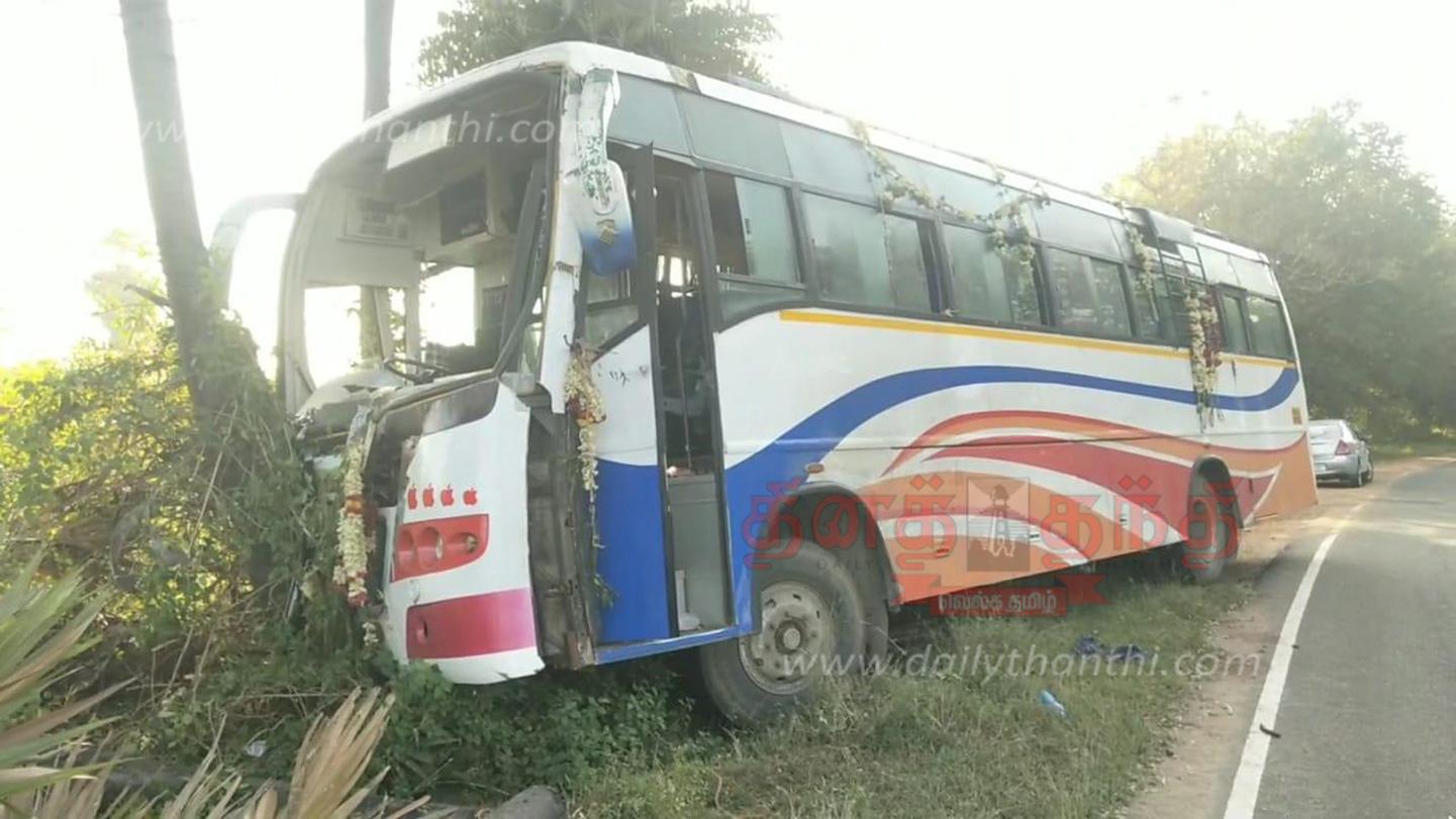 14 devotees injured as bus hits tree | மரத்தில் பஸ் மோதி 14 பக்தர்கள் ...