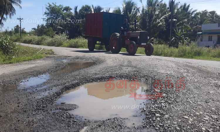 Motorists suffering from bumpy and potholed road in Zameenmuthur ...