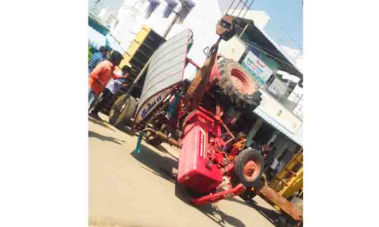 Traffic affected due to tractor overturning on the road | சாலையில் ...