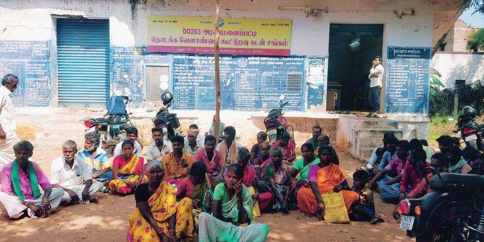 Village people Protest | நகைக்கடன் தள்ளுபடியில் முறைகேடு; கூட்டுறவு ...
