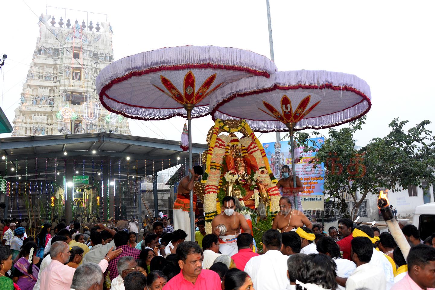 Opening of the Gate of Heaven at Uthra Aranganathar Temple | உத்திர ...