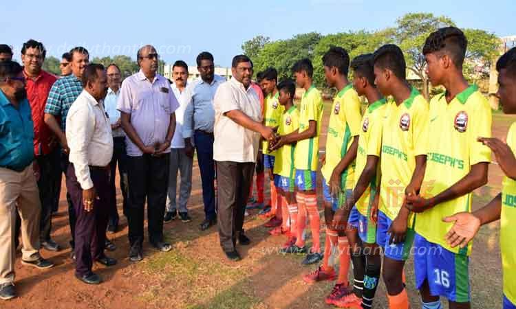 Inter-school football competition started | பள்ளிகளுக்கு இடையேயான ...