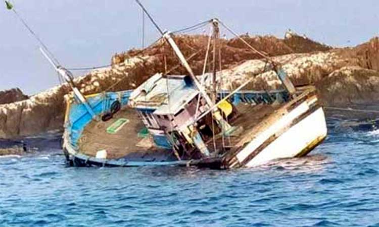 The boat hit a rock in the middle of the sea and sank | நடுக்கடலில் ...