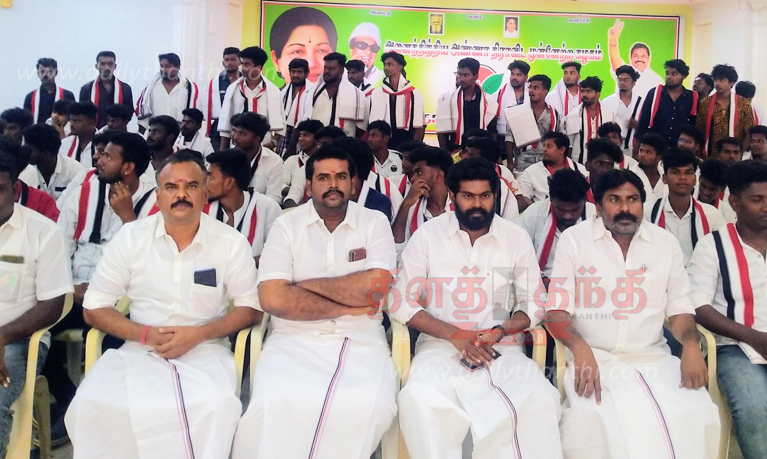 In Paramakudi, the youth joined the ADMK | பரமக்குடியில், அ.தி.மு.க ...