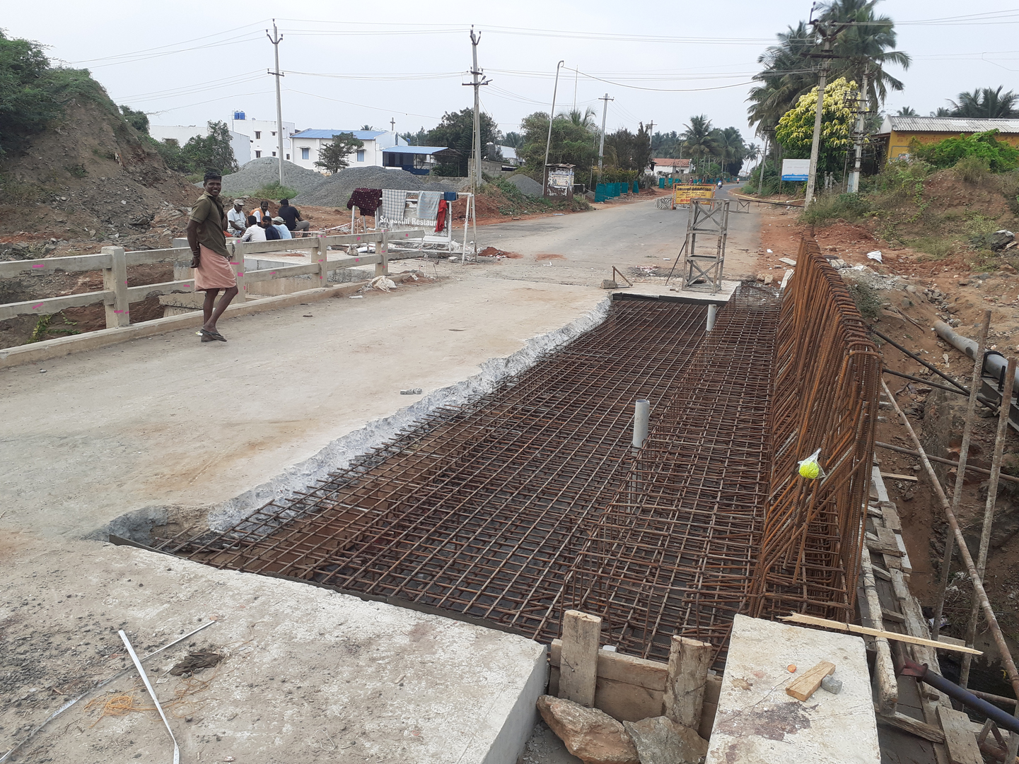 Bridge construction work very slow | 7 மாதங்களாக ஆமை வேகத்தில் நடக்கும் பாலம் கட்டும் பணி