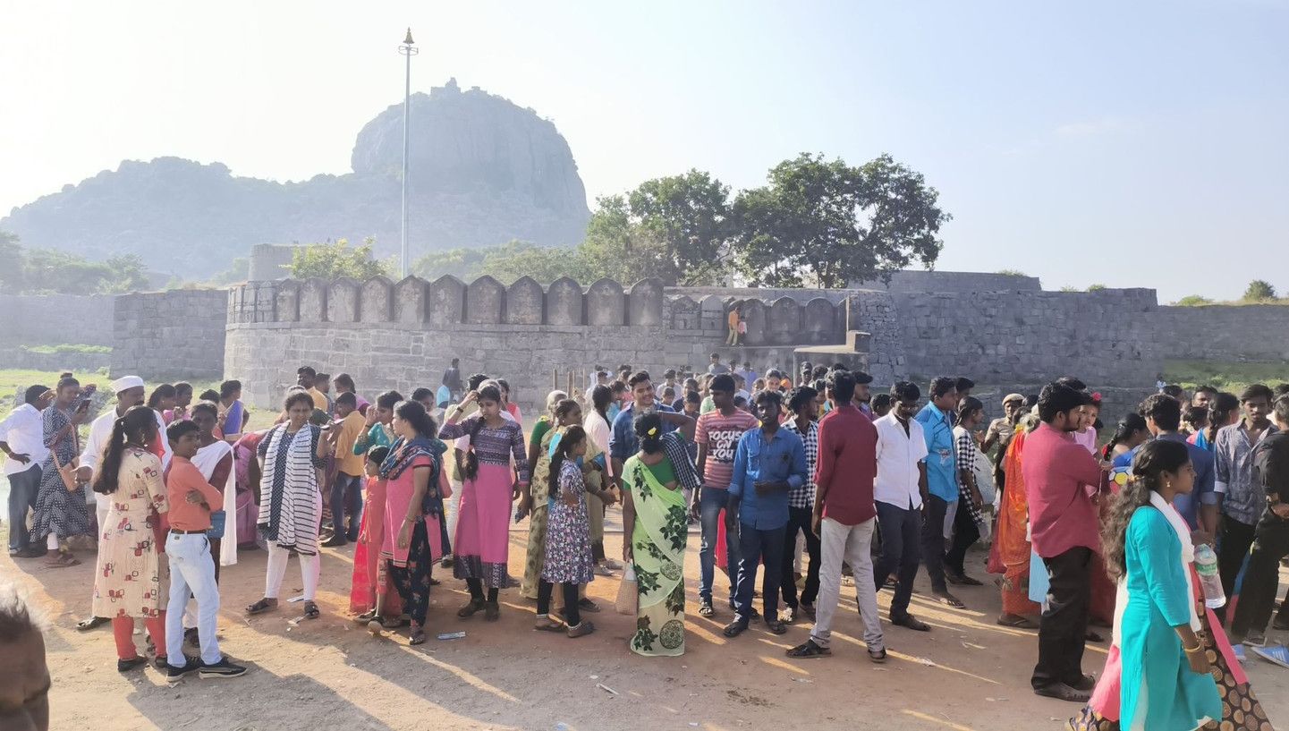 Tourists throng Senchi Fort | செஞ்சி கோட்டையில் குவிந்த சுற்றுலா பயணிகள்