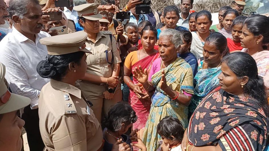 Women protest by besieging officials | அதிகாரிகளை முற்றுகையிட்டு ...