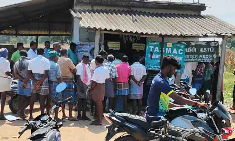Tasmac shop is crowded with alcoholics | டாஸ்மாக் கடையில் குவிந்த ...