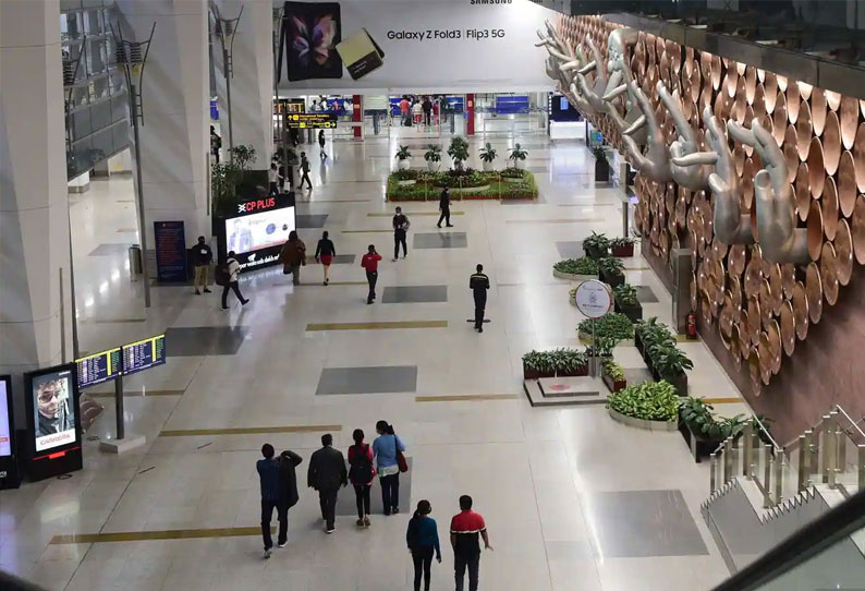 Unclear weather in Delhi; Air and rail service affected | டெல்லியில் ...