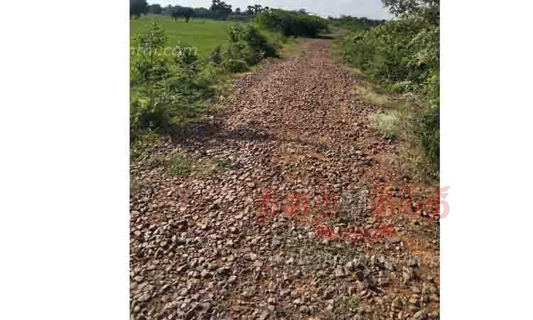 Motorists suffer due to bumpy and potholed roads | குண்டும், குழியுமான ...