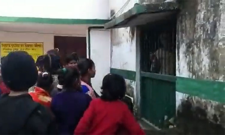 UP: Students hold teachers hostage for not receiving money distributed ...